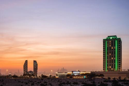 Holiday Inn Hotel & Suites Dubai Science Park by IHG 𝗕𝗢𝗢𝗞 Dubai Hotel ...